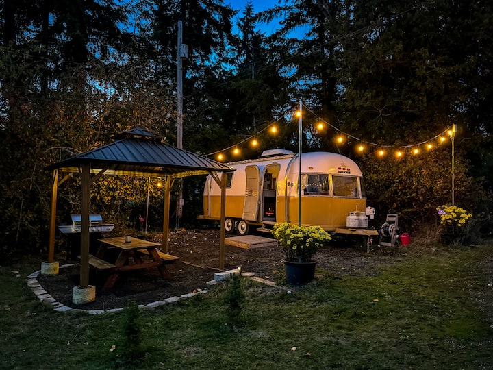 Waterfront Vintage Airstream, Year-round Glamping - Silverdale, WA