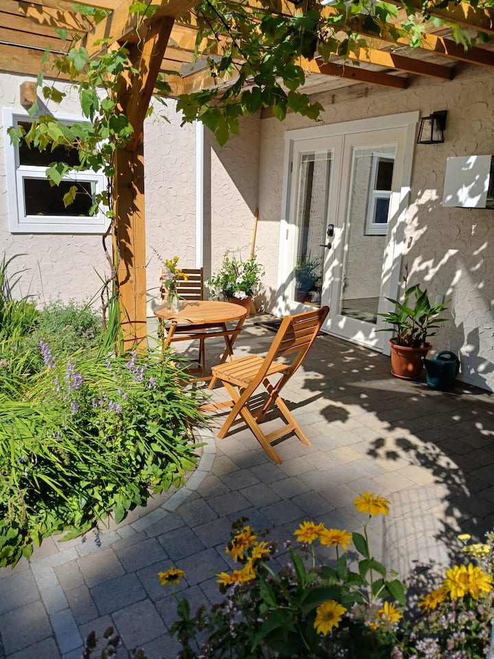 Cedarsongs Suite
Cozy And Bright In Kinsol Valley - Cowichan Bay