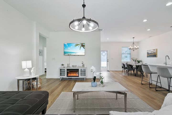Sunshine Retreat | New 4/2, King Bed, Near Beaches - North Port, FL