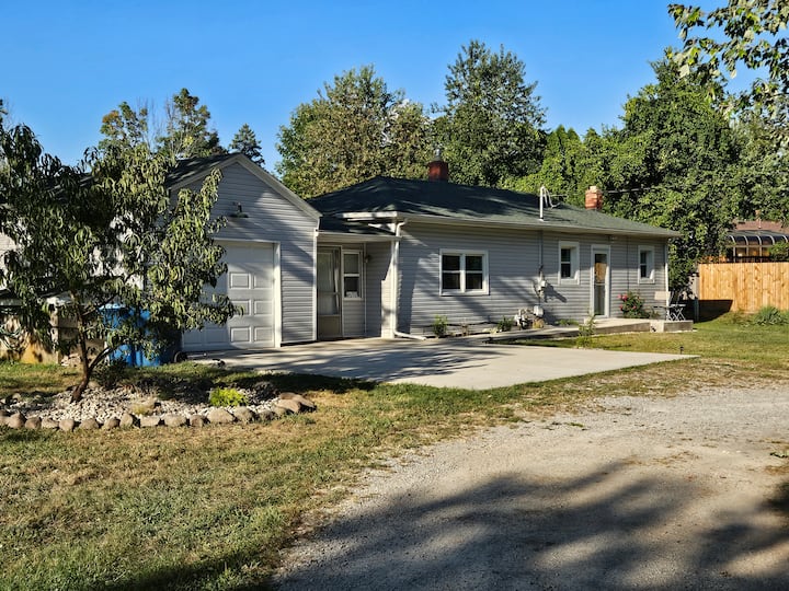 Rest Haven Farmhouse: Cozy 2br, 3-acres, Near All - Dayton, OH