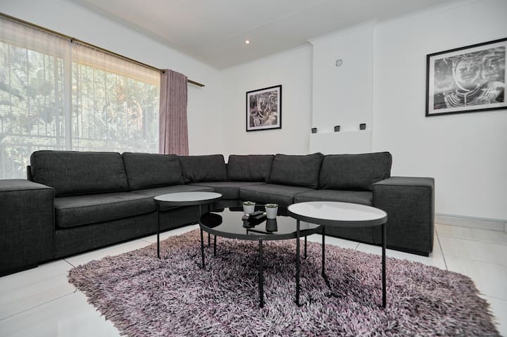 Menlyn Maine Spacious Apartment - Pretoria