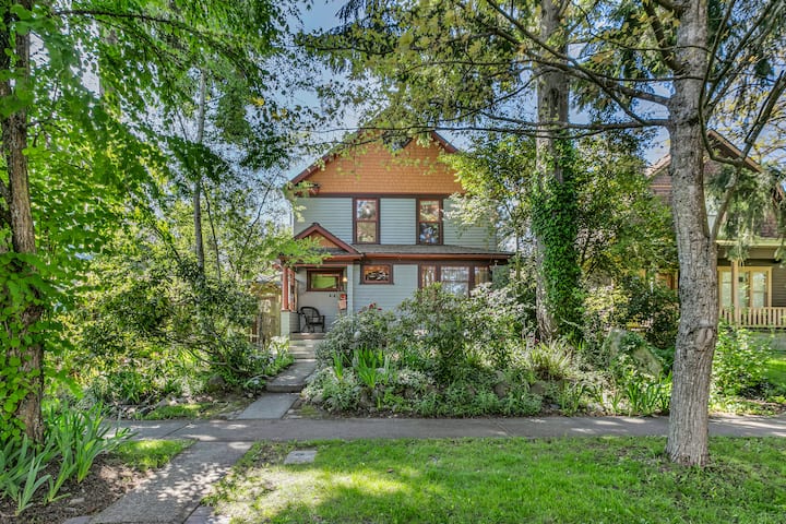 Unique Urban Sanctuary - Ruston, WA