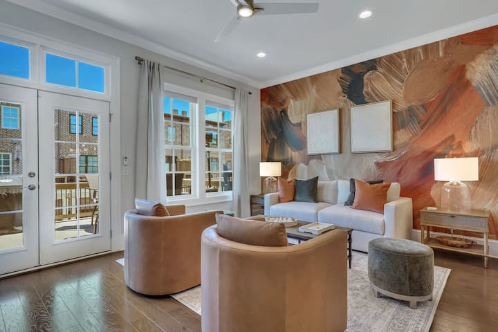 Exclusive Waterfront Views, Steps To River Street - Savannah, GA