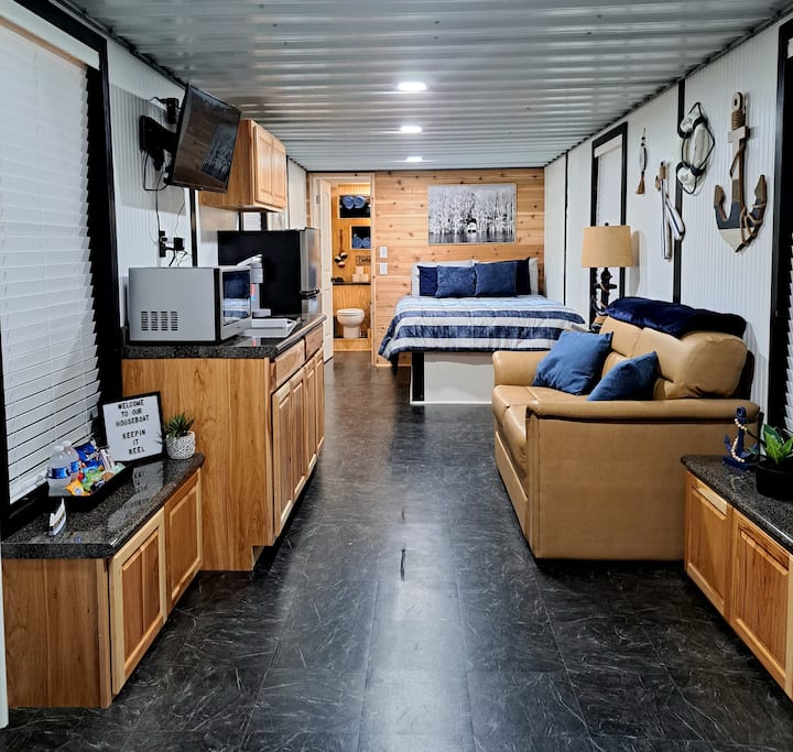 Waterfront-kayaks-houseboat-caddo - Caddo Lake State Park, Karnack