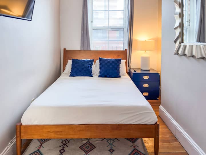 (J10) Back Bay 2 Bedrooms/ 2 Tvs, 2 Desks! Small - Boston Logan Airport (BOS)