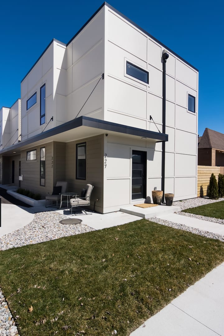 Bright Townhome | Walk To Downtown - Traverse City, MI