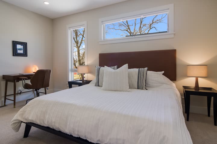 Bright Townhome - Traverse City, MI