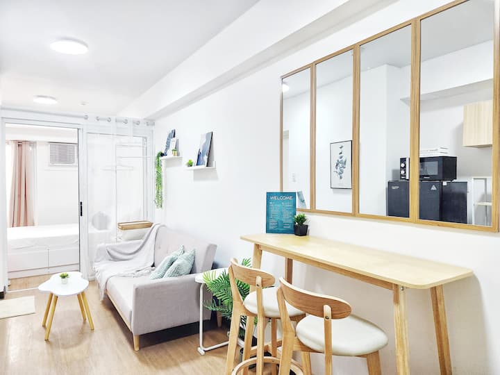 Unit Clyde: Fresh Condo Across Ayalacloverleaf - Malabón