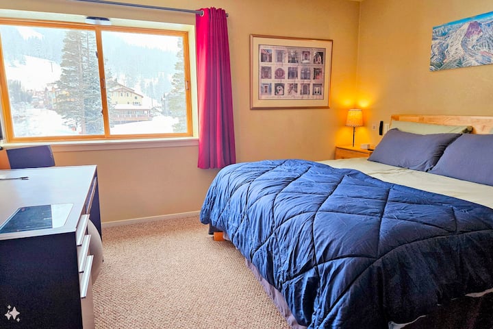 Sunny & Slopeside! True Ski-in/out King+2 Twins - Hope Valley, CA
