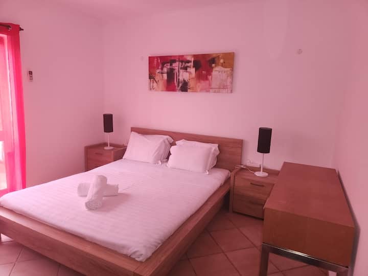 Sunny House- Chambre Double Salle De Bain Partagée - Lagos