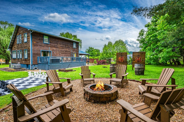 Modern 4bedroom W/gameroom/hottub/firepit/backyard - Townsend, TN
