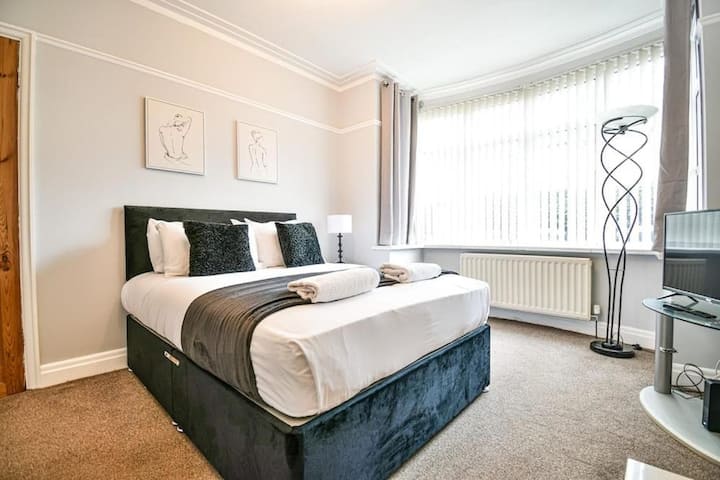 Buckingham House - 4 Bedrooms - Sleeps 7 - Redcar