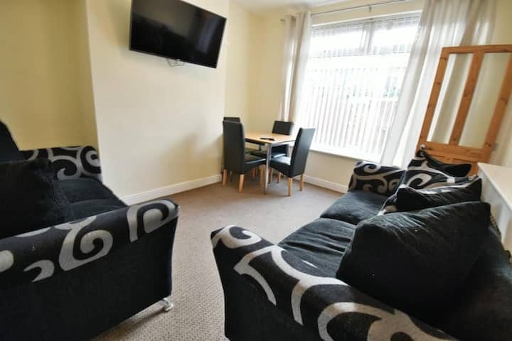 Buckingham House - 4 Bedrooms - Sleeps 7 - Redcar