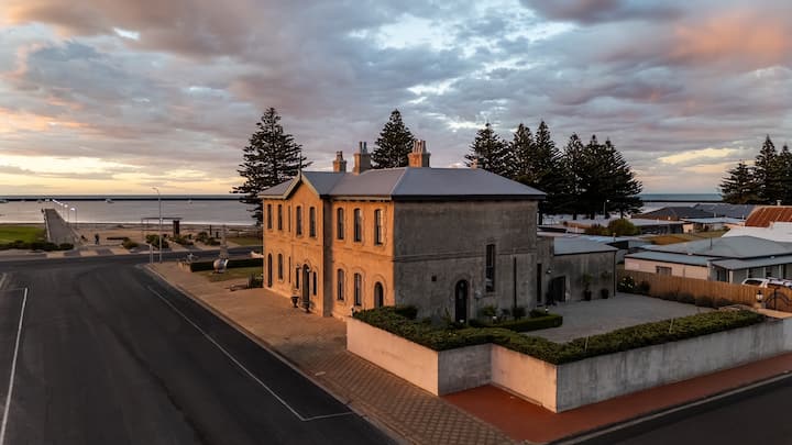 Customs House 3br Post Office Apartment - Port Macdonnell
