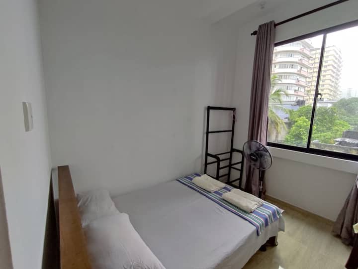 Urban Rosy Charming Room Cmb With Shared Bathroom - コロンボ
