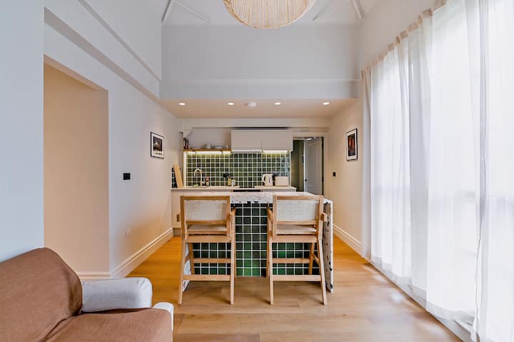 Stylish 1-bed W/ Island + Vaulted Ceiling - Slough