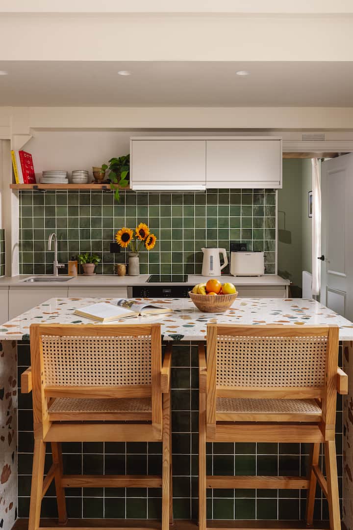 Stylish 1-bed W/ Island + Vaulted Ceiling - Maidenhead