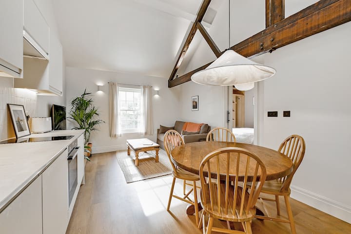 Spacious 1-bed W/ Double Height Ceiling - Slough