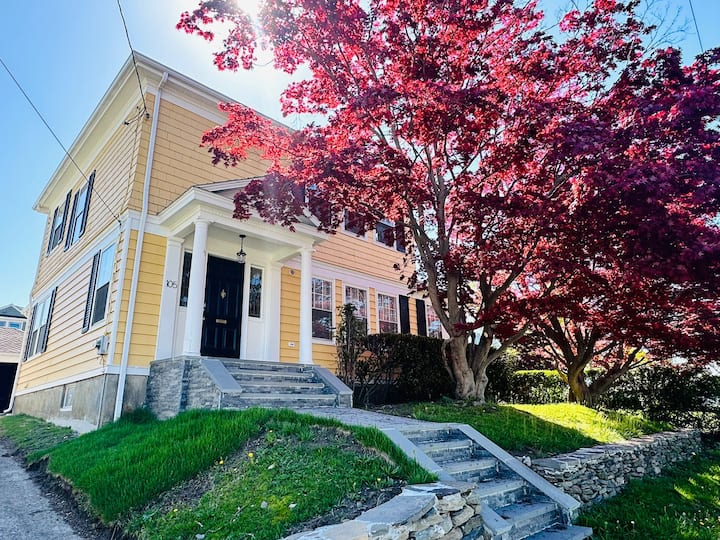 Bridge View Colonial 3br/3ba -2 Miles To The Beach - Newport, RI