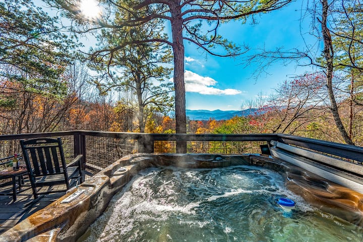 Mountain Views| Modern & Cozy L 3mi To Gatlinburg! - Gatlinburg, TN