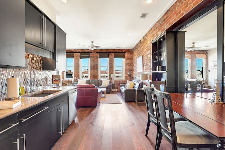 Prime Location Condo With Free Reserved Parking - Savannah, GA