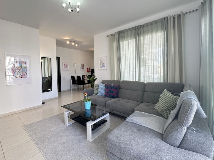 Elegant & Central 2 Bedroom Flat* - Larnaca