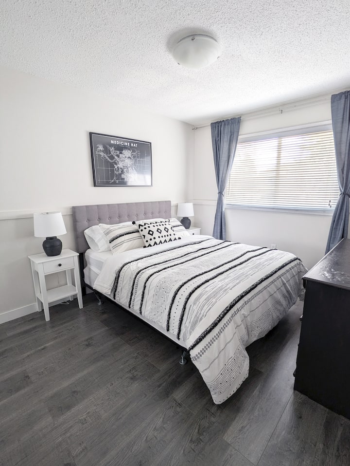 Little Red House In Medicine Hat - Medicine Hat