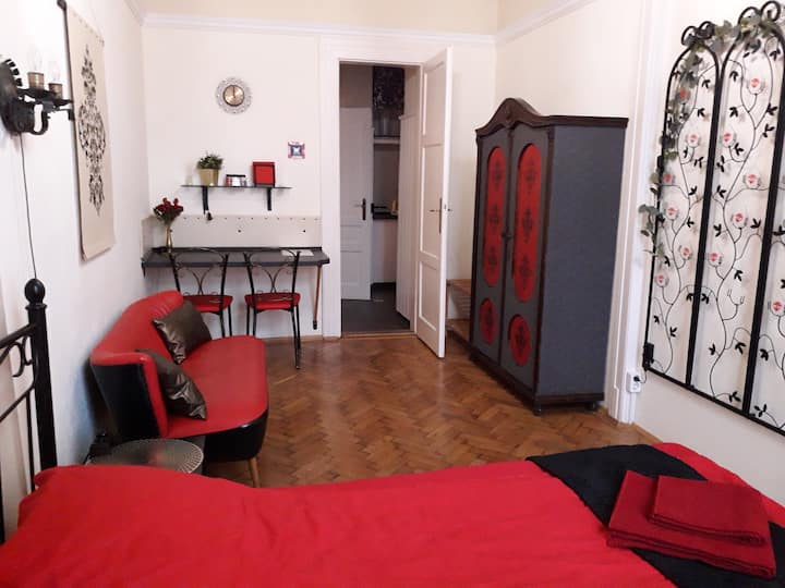 Red Baroque Apartment Close To Margaret Island - Budapest