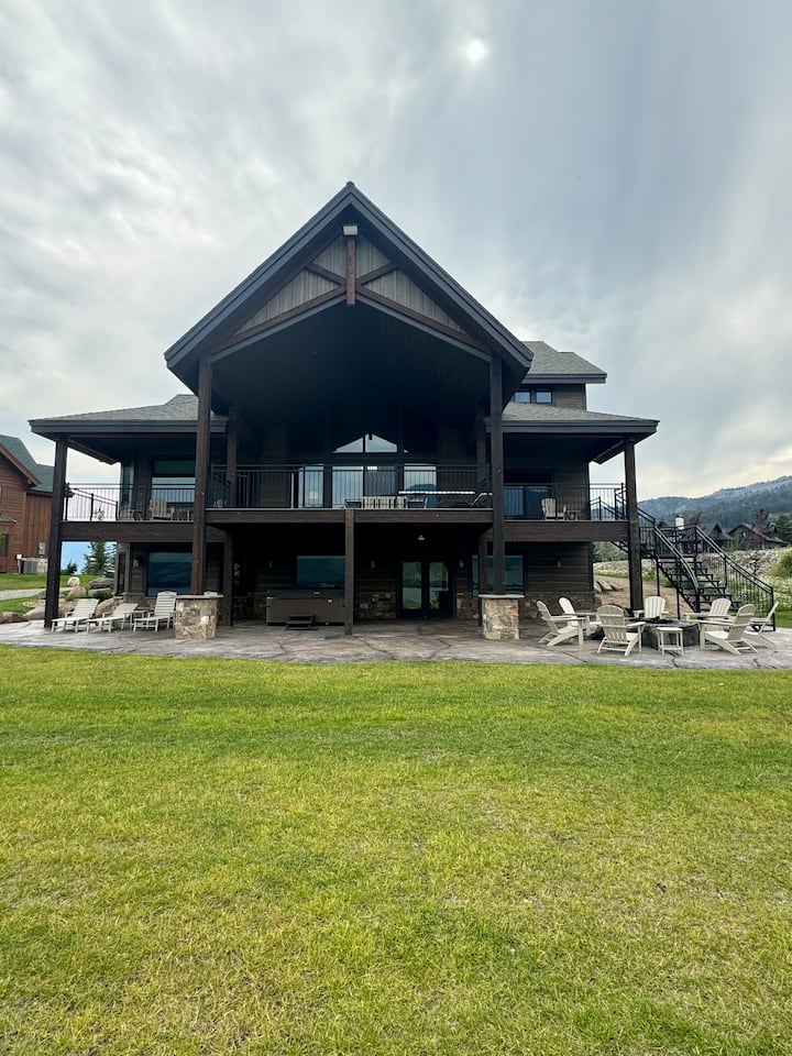 New Luxurious Waterfront Cabin - Henrys Lake, ID