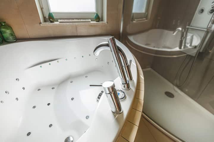 Apartment With Jacuzzi*parking* Balcony*2 Bedrooms - Wrocław