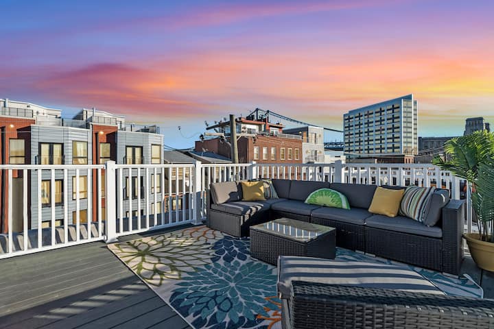 Prime Old City Condo: Free Parking + Skyline Views - Philadelphia