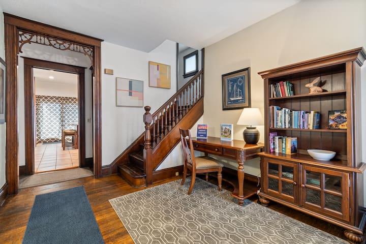 Beautiful Spacious Entire Home - Seneca Park Zoo, Rochester