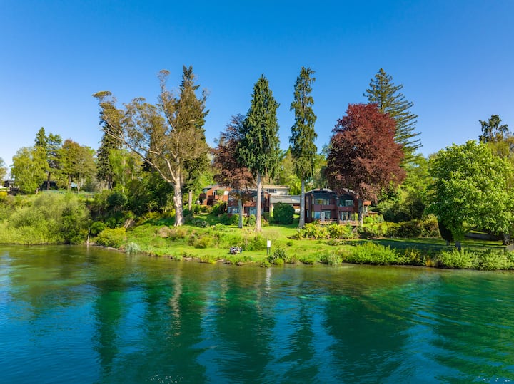 Chalet #6. Lakeside,  On Beautiful Grounds. - Taupō