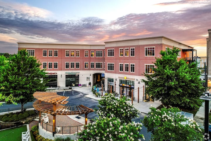 A Little Uptown Living - Charlotte Douglas Airport (CLT)