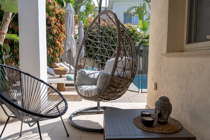 Stylish & Picturesque Oasis ~ Walk To Beach ~ Pool - 阿依納帕