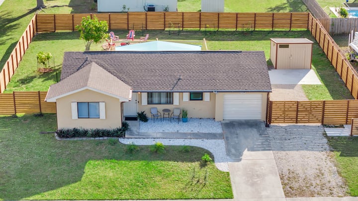 Pet-friendly 3-bedroom Retreat Near Mineral Spring - North Port, FL