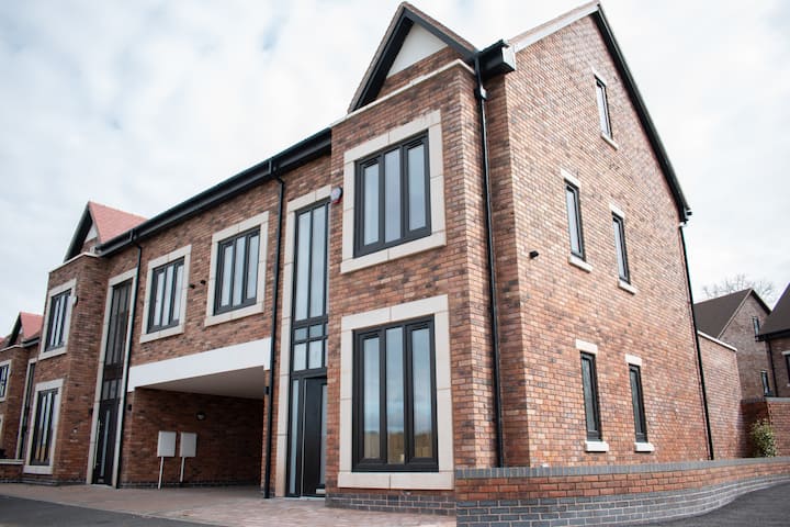 Modern Large Home - Great Location - Free Parking! - Birmingham