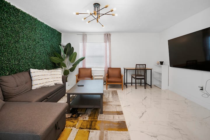 Modern & Cozy Retreat In Tampa With Free Parking - Tampa, FL