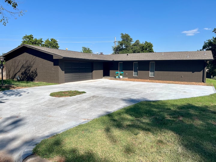 Available Immediately-the Aubrey House - Carl Blackwell Lake, OK
