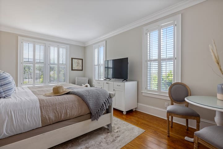 Tranquil House Inn - Premium King Room - Manteo, NC