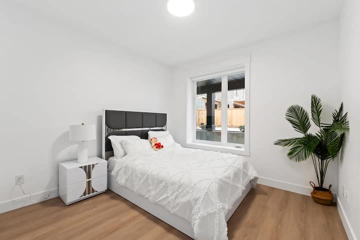 Brand New Modern 2br Suite - Surrey