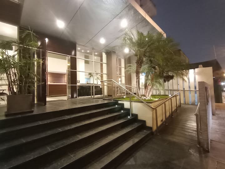 Departamento Cerca Hospital Del Niño Con Cochera - Lima