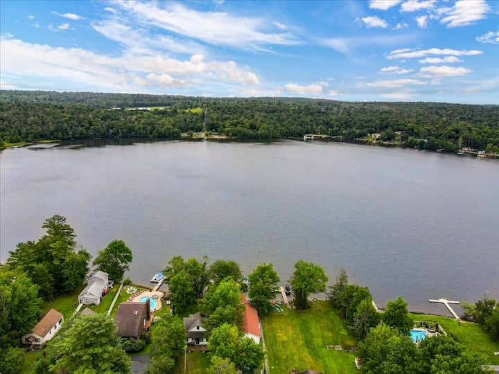 Catskills Lakefront W/ Hot Tub, Sauna, & Theater! - Monticello, NY