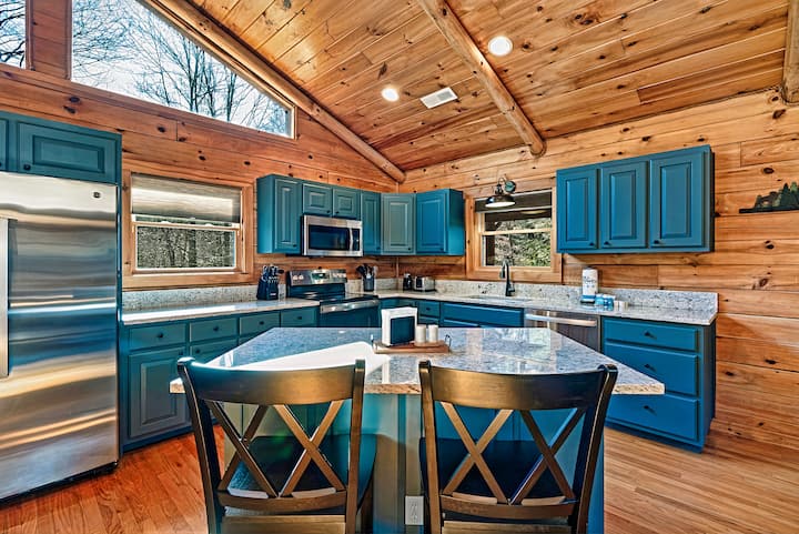 Modern Cabin King Bed, Game-room, 2 Decks, Hot Tub - Pigeon Forge, TN