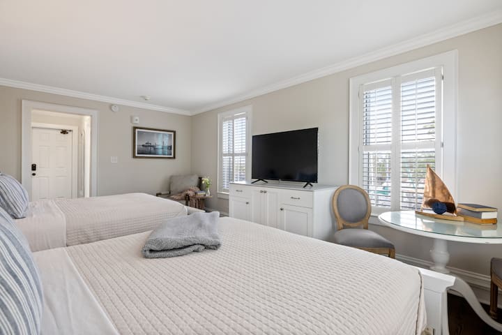 Tranquil House Inn - Premium Two Queen Room - Nags Head, NC