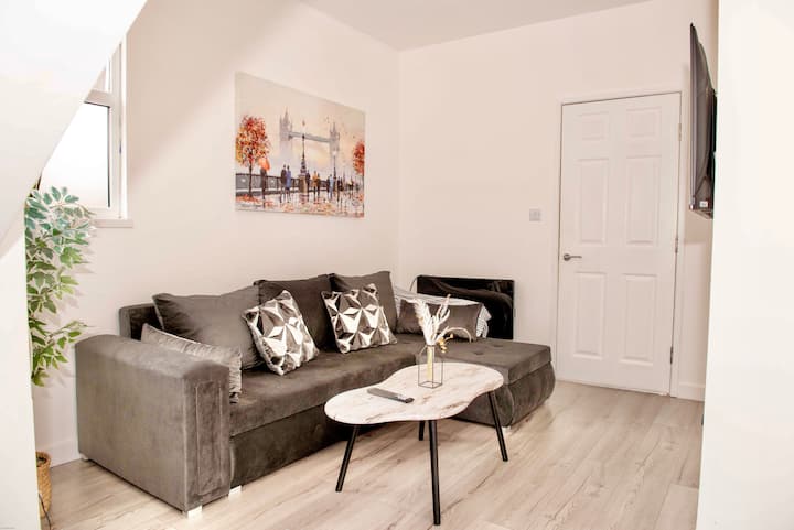 2 Bed Apartment Southsea - Sleeps 5 | Free Parking - Portsmouth
