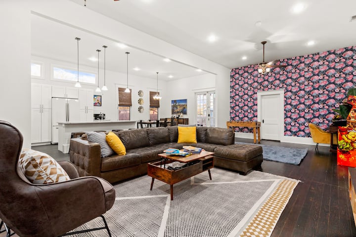 Southtown Charm: Pool, Arcade, Casita, King Beds - San Antonio, TX