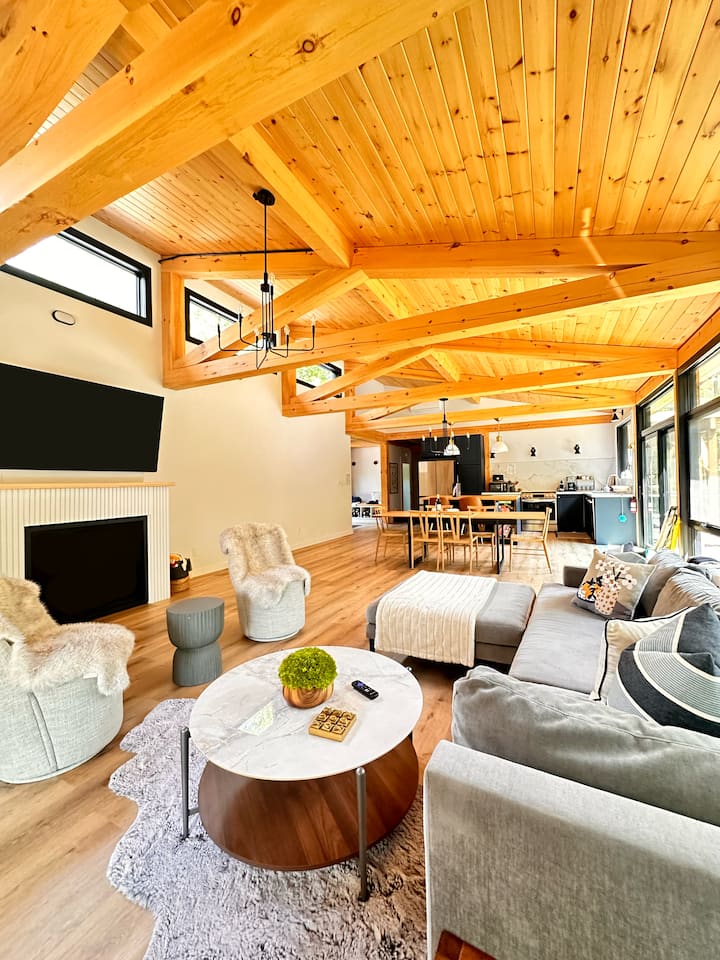 Muskoka Lakefront Dream Cottage - 3 Bedroom, 4 Bed - Huntsville