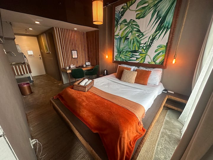 Makati Love Nest: Veranda Views & Netflix - Manila