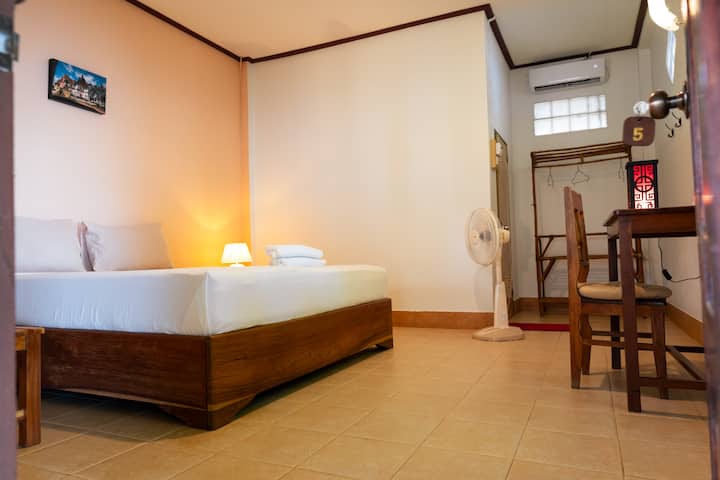 Climatisation Et Vue Sur La Cour à Champasak - Laos